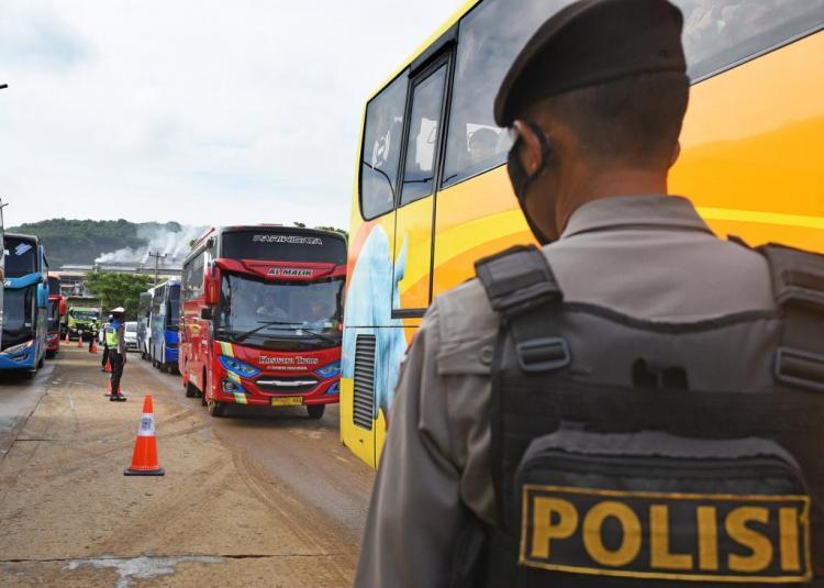 Anyer Macet Parah, Polisi Sempat Terapkan Sistem Buka Tutup Dan One Way