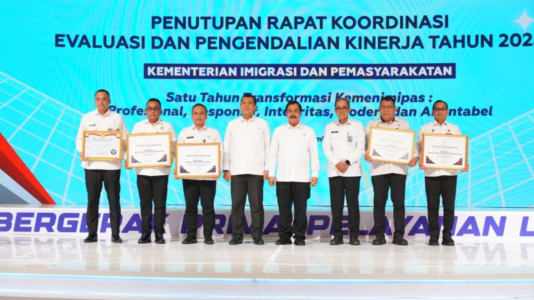 Apresiasi Kinerja, Menteri Agus Anugerahkan Penghargaan Untuk Pegawai ...