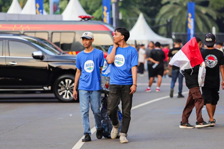 AQUA Inisiasi Gerakan Bersih-bersih GBK Usai Timnas Indonesia Hajar ...