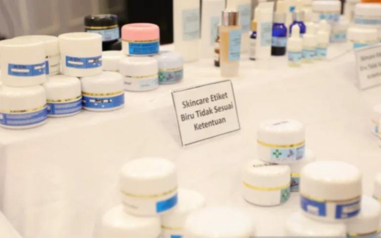Bahaya, Pakai Skincare Etiket Biru Tanpa Resep Dokter Bahaya, Pakai Skincare Etiket Biru Tanpa Resep Dokter