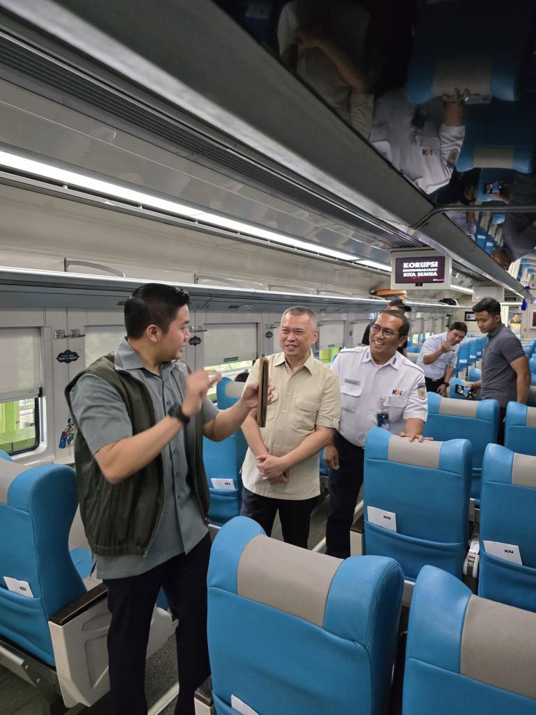 Bareng Seskab Teddy, Menhub Cek Kesiapan Stasiun Gambir Hadapi Lebaran 2025