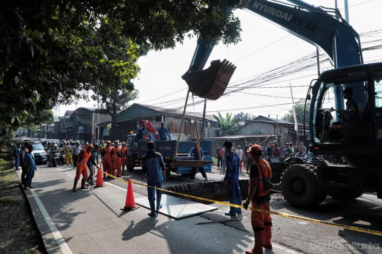Bina Marga Pasang Pelat Besi dan Coldmix di Jalan Amblas di Lenteng ...