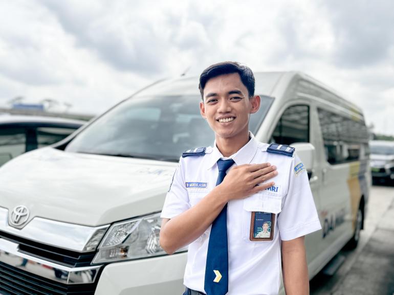 DAMRI Resmi Buka Rute PIK 2 – Stasiun KCIC Halim dengan Tarif Promo