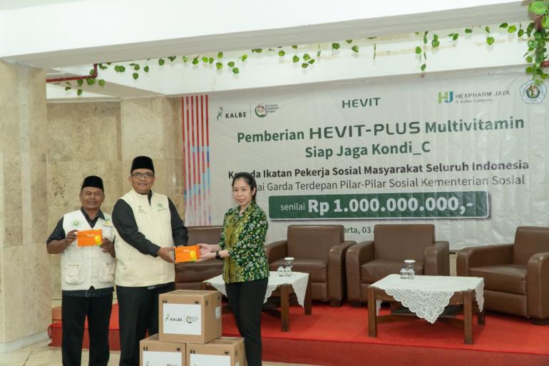 Dorong Masyarakat Sehat, Hexpharm Jaya Bagi-bagi Multivitamin Senilai Rp 1 Miliar
