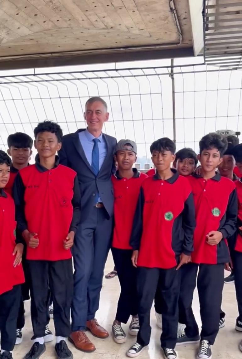 Dubes Jerman Ralf Beste Lihat Suasana Padatnya Jakarta Dari Puncak Monas