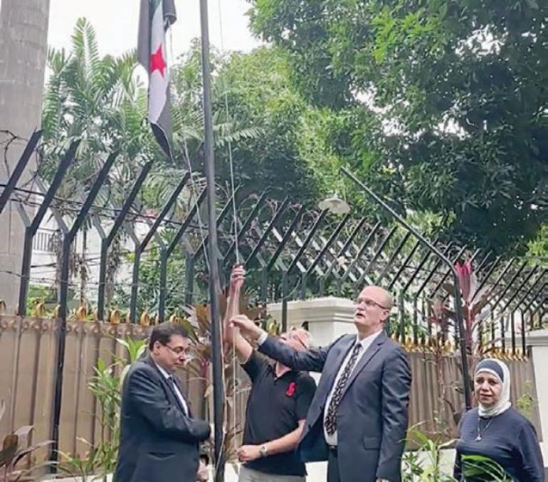 Dubes Suriah Untuk Indonesia Abdulmonem Annan Pasang Bendera Baru Di ...