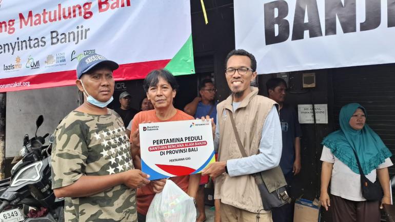 Dukung Pemulihan Bali, Pertagas Bagikan Paket Sembako Untuk Korban Banjir