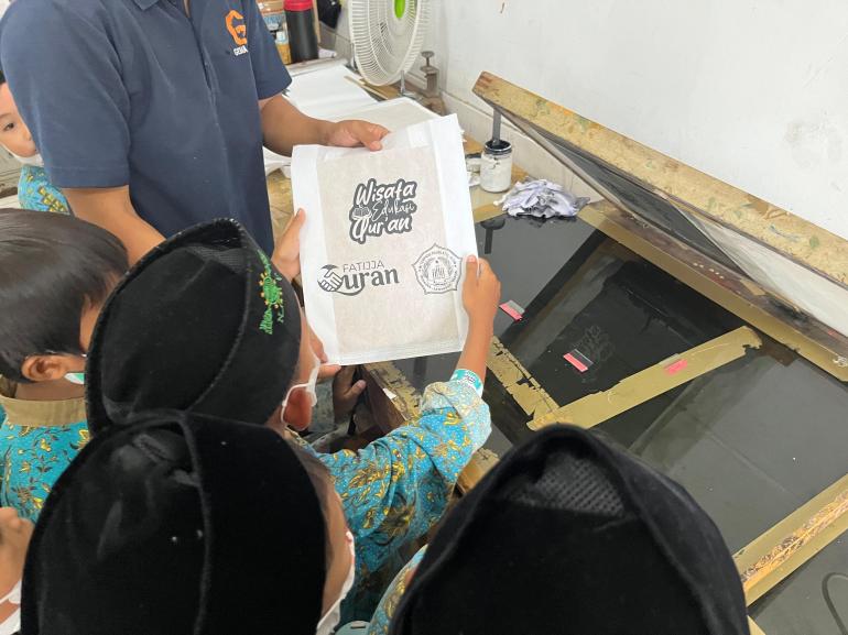 Fattija Quran Kenalkan Siswa MI Terpadu Raudlatul Ulum Proses Pembuatan ...