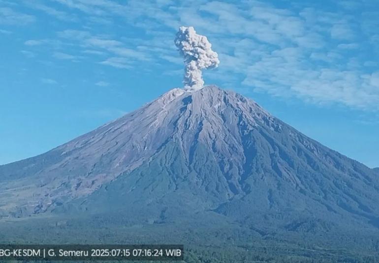 Gunung Semeru Erupsi 4 Kali, Tinggi Letusan Terakhir 1,2 Km Di Atas Puncak