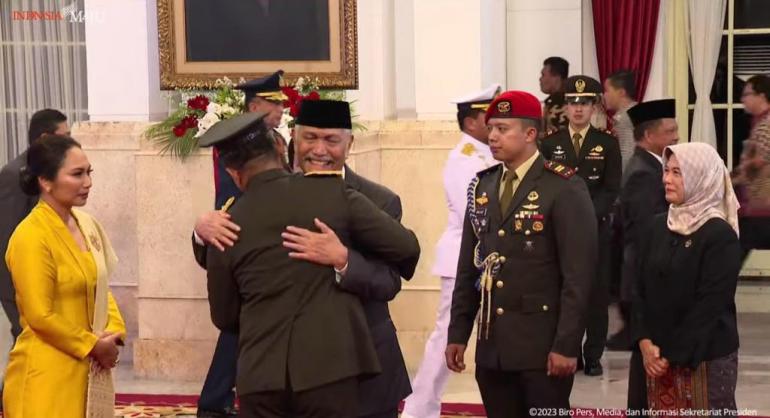Hadir Langsung Di Istana, Luhut Menangis Haru Saat Menantunya Dilantik Jadi KSAD