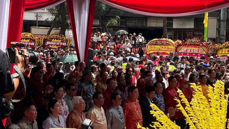 Hadiri Cap Go Meh Di Glodok, Pram-Doel Kompak Berpakaian Adat China