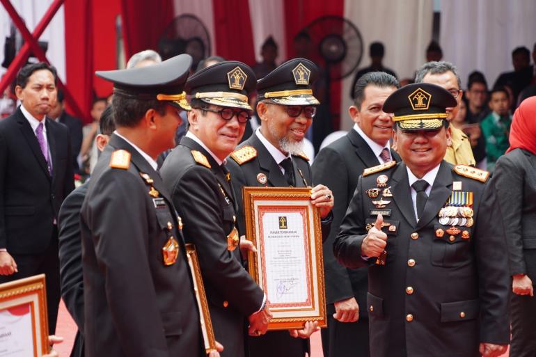 Hari Jadi Ke-78, Irjen Kemenkumham Terima Dharma Karya Dhika