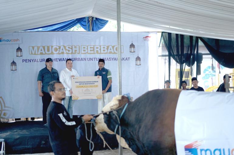 Idul Adha, Maucash Salurkan Hewan Kurban Untuk Warga Sekitar Kantor