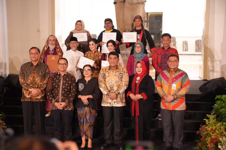 Indonesia Terima Sertifikat UNESCO untuk Kebaya, Kolintang, dan Reog ...