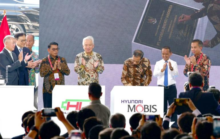 Jokowi Resmikan Pabrik Baterai EV Terbesar se Asia Tenggara di Karawang