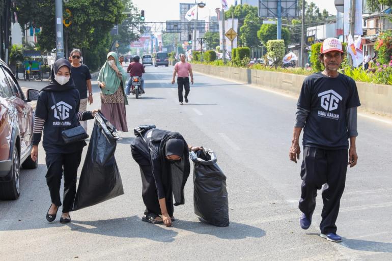Gardu Ganjar Muda Bersih-Bersih Sampah Di CFD Kota Serang