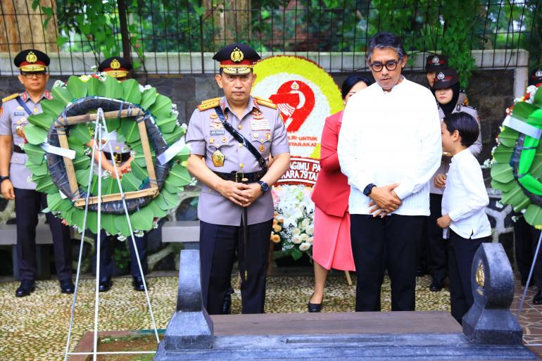 Kapolri Pimpin Ziarah Ke Makam Jenderal Hoegeng