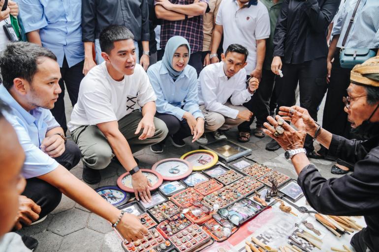 Ke Pasar Klitikan Solo, Kaesang Kampanyekan Respati Ardi-Astrid Widayani