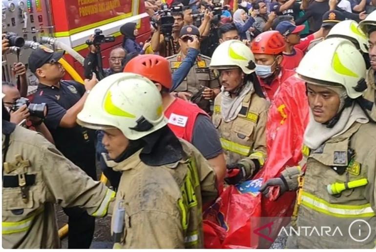Kebakaran Glodok Plaza, 4 Jenazah Dievakuasi