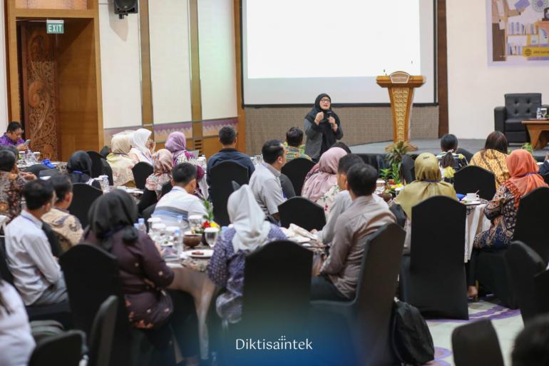 Kemdiktisaintek Gelar Lokakarya Peningkatan Kompetensi Tendik Perguruan ...