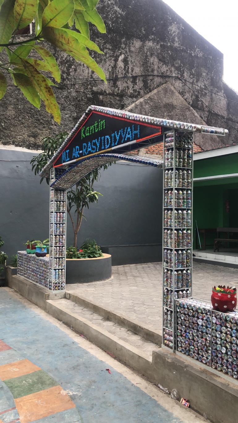 Keren, MI AR-Rasyidiyyah Sulap Ribuan Botol Plastik Bekas Jadi Gapura