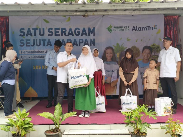 Kolaborasi Forum CSR Indonesia-Alamtri Donasikan Keperluan Sekolah Rp12 ...