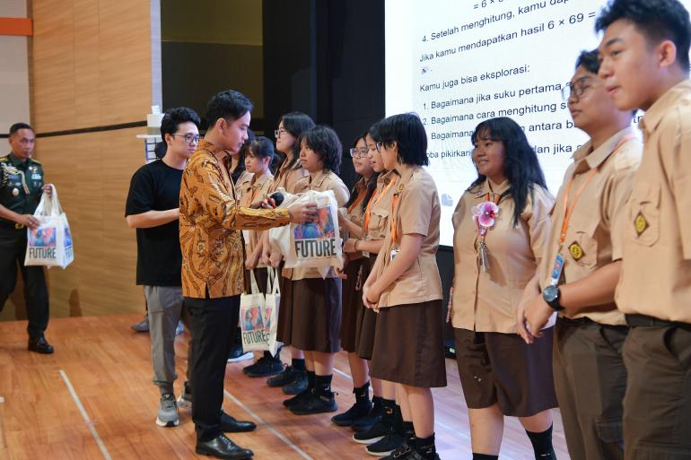 Kunjungi SMA Bunda Mulia, Gibran Ajak Siswa Manfaatkan AI Secara Positif