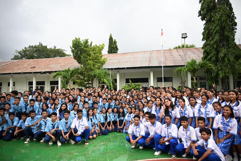 Kunjungi SMAS Bhaktyarsa Maumere, Gibran Bagi Chromebook Dan Sepatu ...