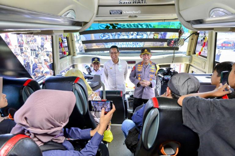 Kurangi Beban Jalan Tol Dan Arteri, Kapolri Lepas 434 Bus Mudik Gratis ...