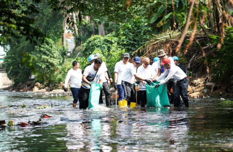 Lestarikan Lingkungan, Menteri LHK Turun Ke Sungai Bersihkan Sampah