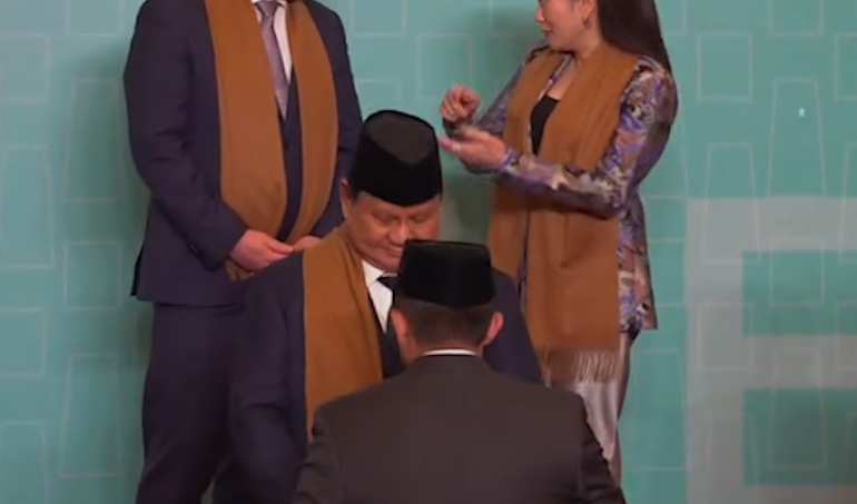 Momen Sigap Mayor Teddy Rapikan Syal Prabowo di APEC 2024