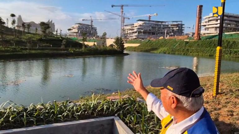 Pak Bas Nikmati Senja di Embung Cantik dan Multifungsi IKN