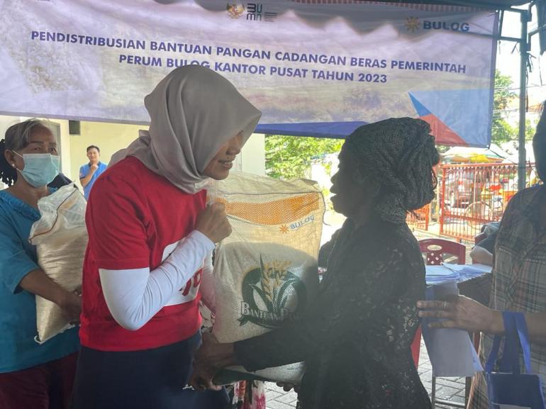 Pantau Distribusi Bantuan Pangan Beras di Surabaya Direksi Pos ...