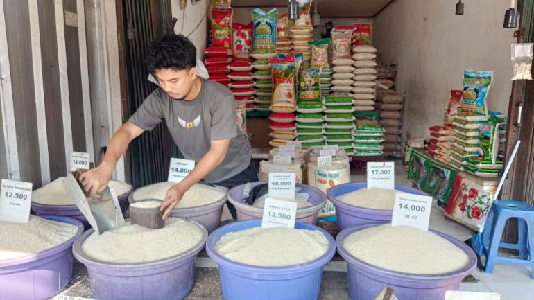 Pasca Maraknya Kemasan Oplosan Beras Premium Mahal, Warga Pilih Yang Medium