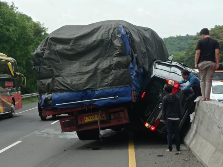 Pecah Ban, Truk Tabrak Avanza Di Tol Cipularang KM 80, Tidak Ada Korban Jiwa