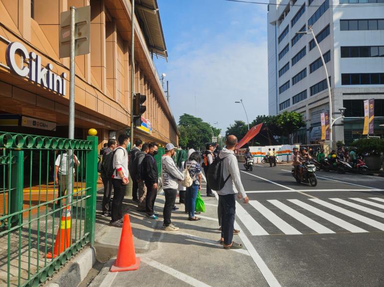 Pelican Crossing Stasiun Cikini Beroperasi, Penumpang Nggak Perlu Muter ...