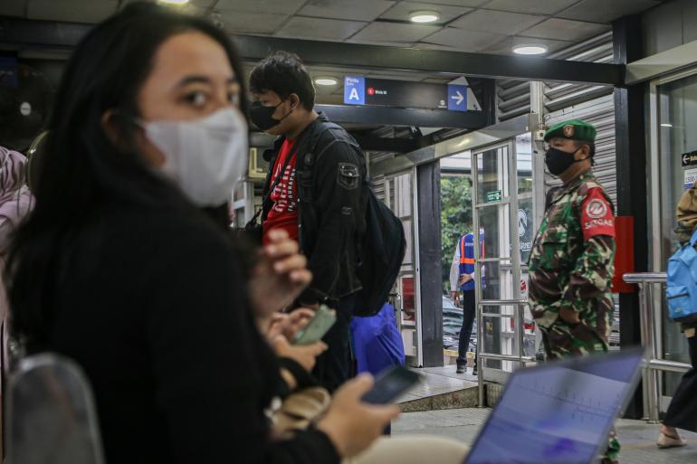 Penumpang Bete Nunggu Bus Transjakarta 45 Menit