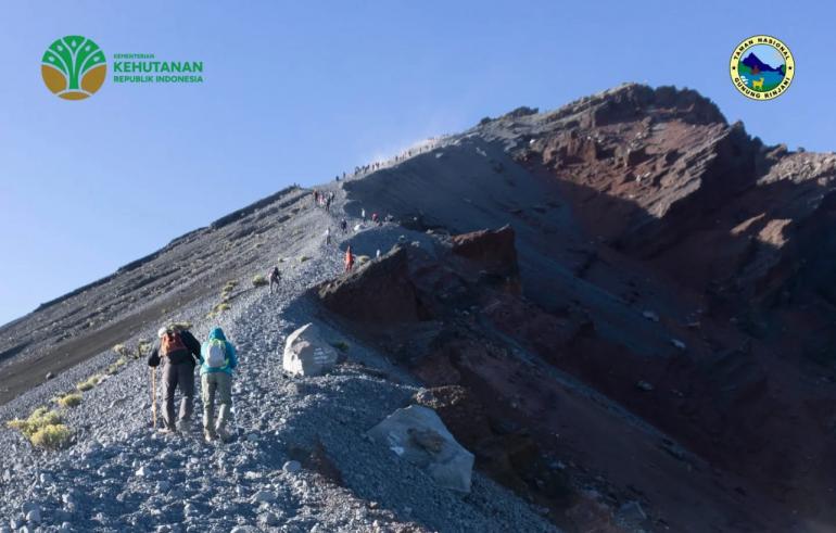 Per 17 Juli, Aplikasi Pemesanan Tiket Pendakian Gunung Rinjani Ditutup Sementara