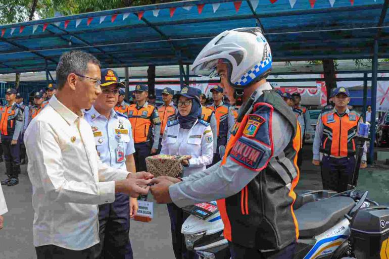 Pj Heru Serahkan 186 Motor Listrik Buat Dinas Petugas Dishub Jakarta