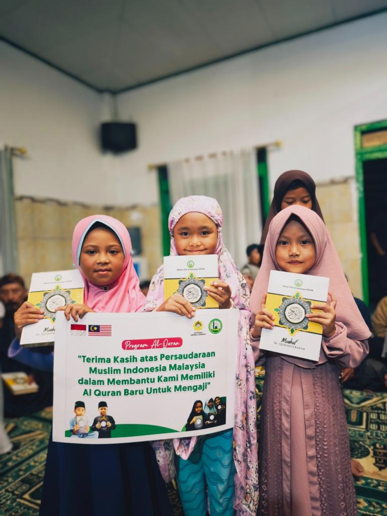 PKIMB Dan YAU Bagikan Al-Qur’an untuk Santri Dan Guru Ngaji Di Bandung