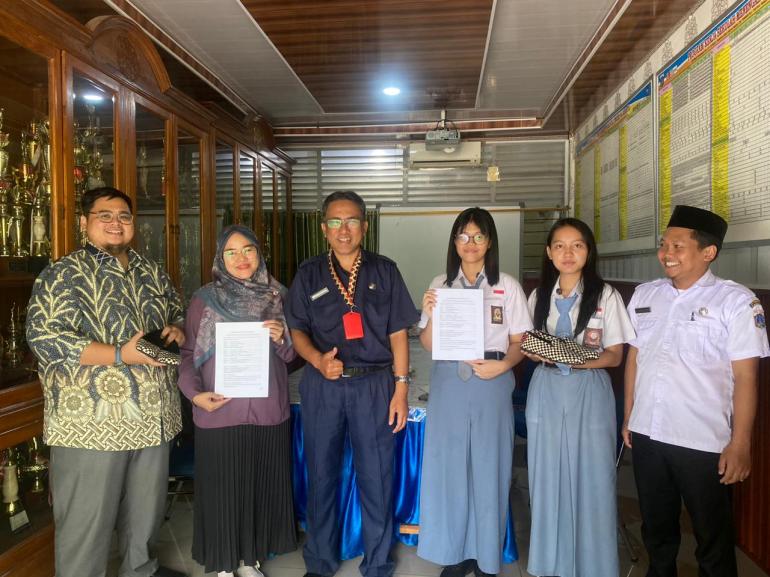 Siswa SMAN 46 Jakarta Olah Limbah Plastik Jadi Sepatu Inovatif