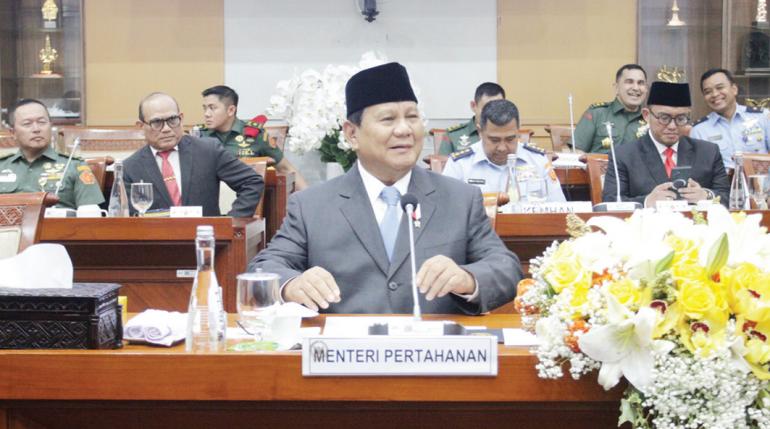 Raker Terakhir Menhan Di Komisi I DPR Meja Dipenuhi Bunga, Ruangan ...