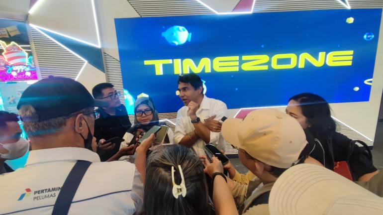 Rayakan Hari Lansia, Timezone Indonesia Berbagi Kebahagiaan Bersama Keluarga