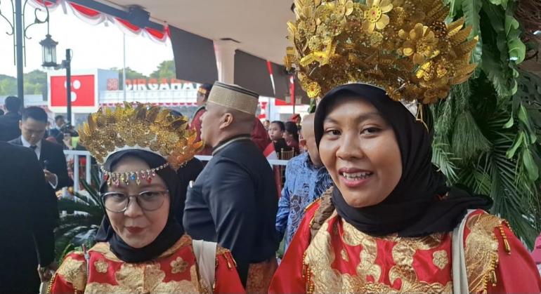 Ribuan Masyarakat Padati Istana Merdeka untuk Saksikan Detik-detik ...