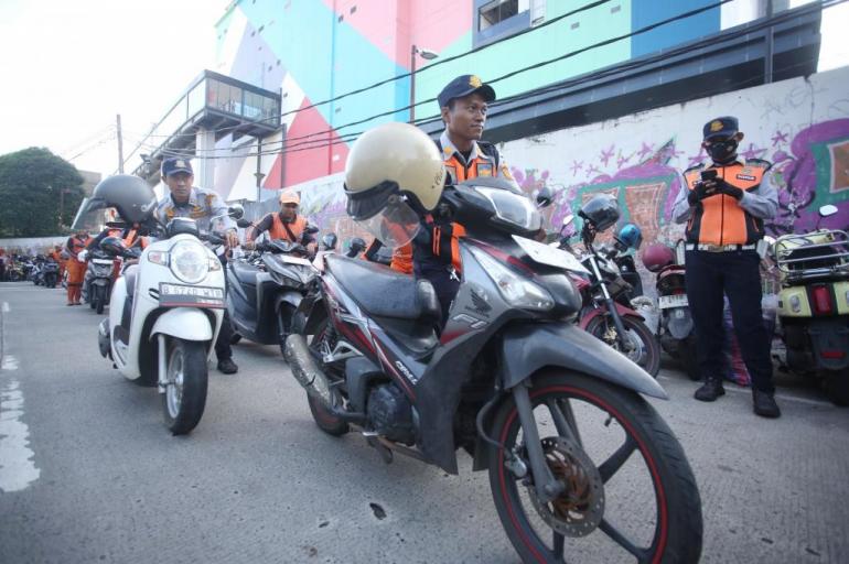 Petugas Sering Patroli, Parkir Liar Tetap Marak