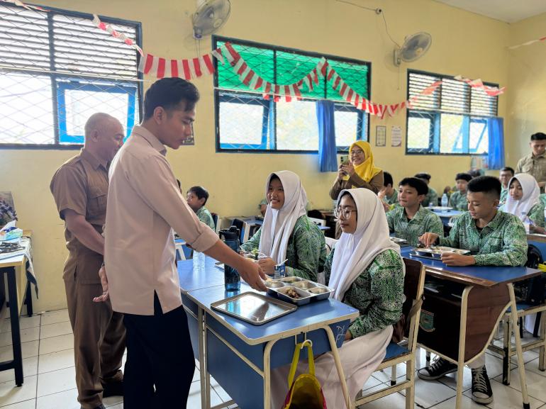 Sekolah di Tangsel Kembali Normal, Gibran Cek KBM Dan Program MBG