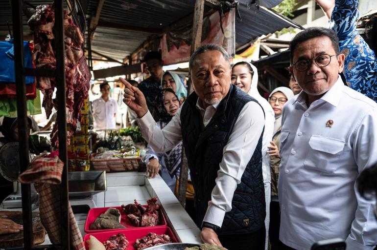Sidak Pasar Simongan Semarang Zulhas Pastikan Harga dan Stok Pangan Stabil