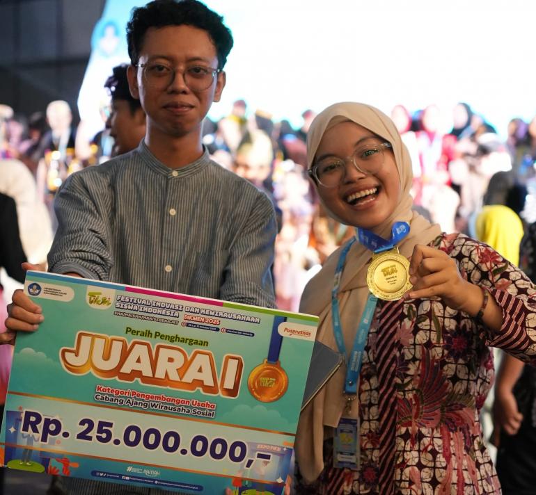 Siswi SMA Unggulan Rushd Sragen Sabet Emas di FIKSI 2025