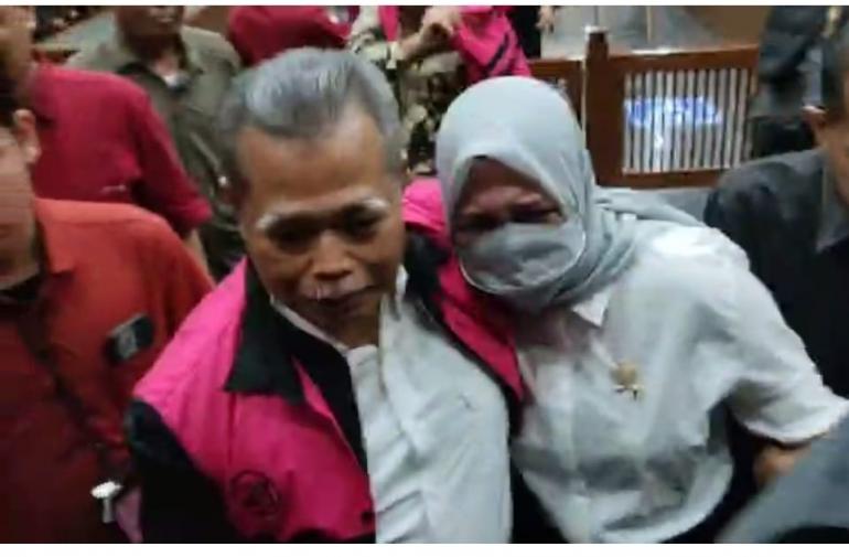 Suami Dituntut 12 Tahun Penjara, Istri Hakim Djuyamto Nangis