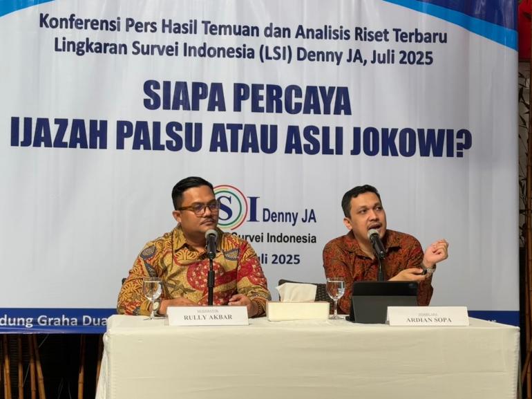 Survei LSI Denny JA: Mayoritas Publik Tak Percaya Isu Ijazah Jokowi
